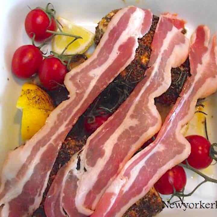 Kylling i fad med bacon, maste kartofler og spinat i fløde