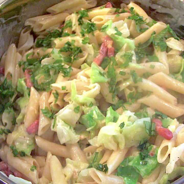 Pasta med spidskål og bacon